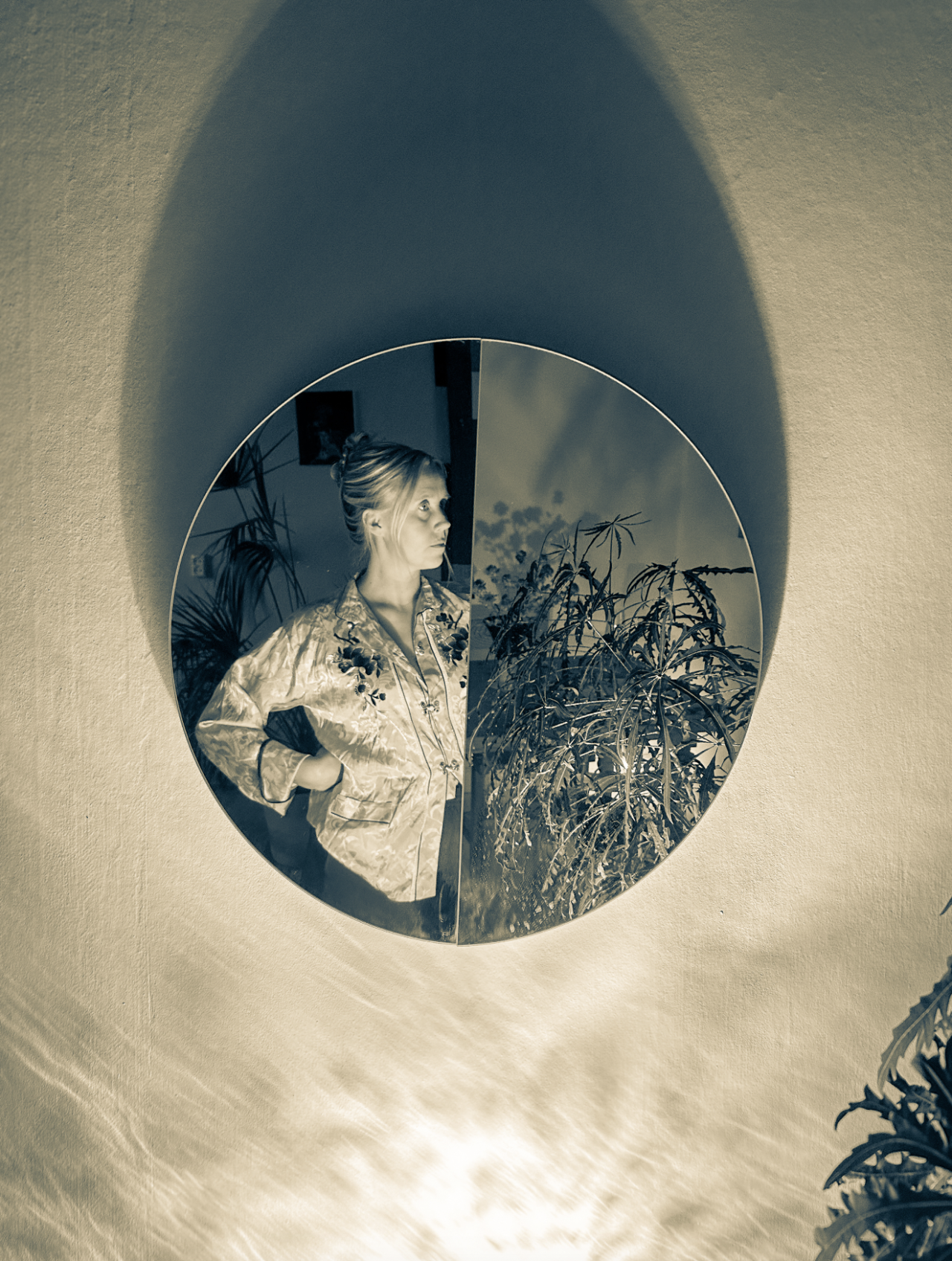 A red thread full of colours | KURAGE